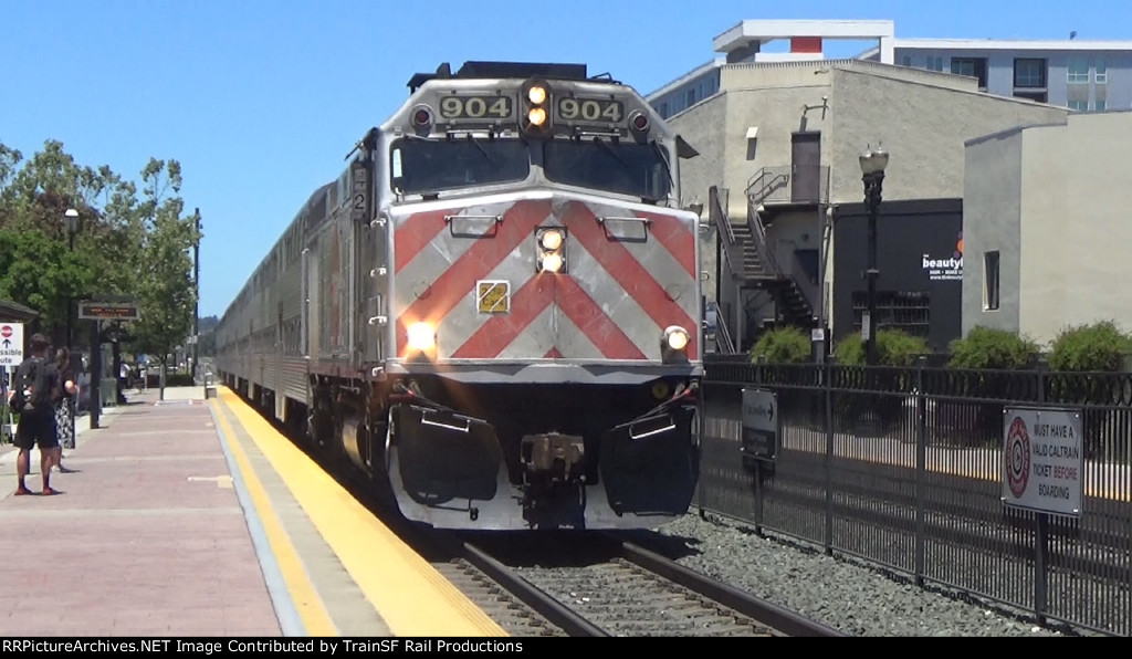 JPBX 904 Leads Caltrain 142